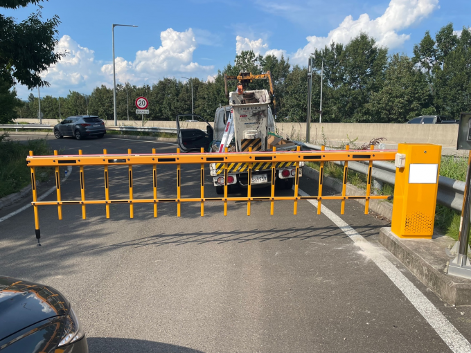 Vehicle Car Parking Barrier Gate New Energy Solar Powered For Office ...